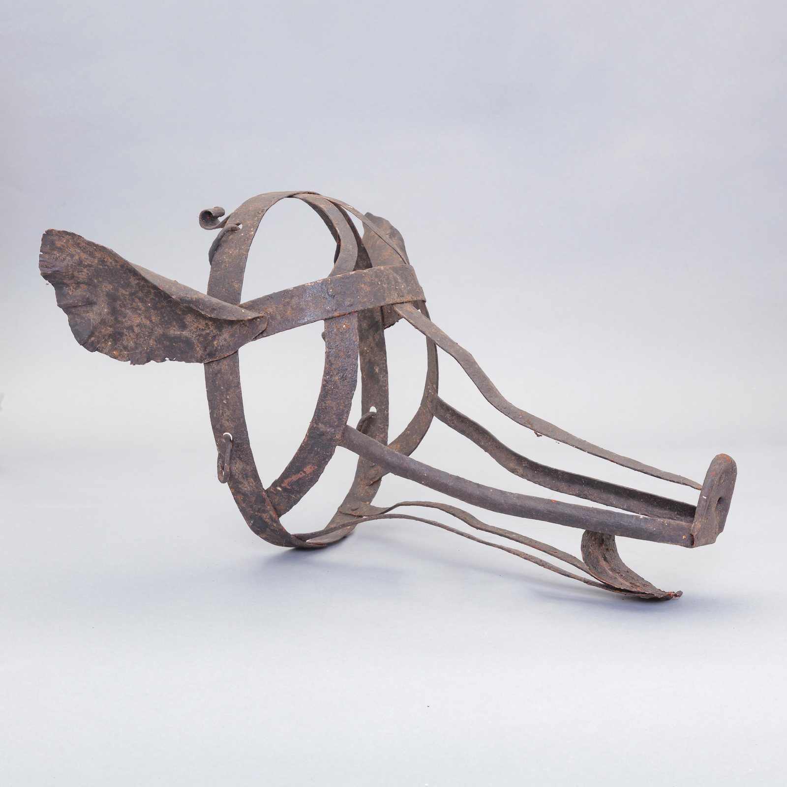 Schandmaske in Schweinskopf-Form im Stil - auctions & price archive